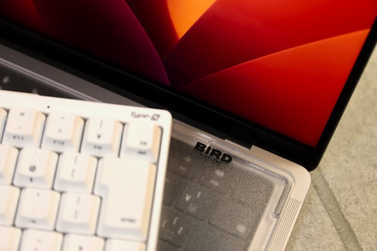 『尊師スタイル』のために！ HHKB雪モデルにマッチした、キーボードブリッジ『フリーザー』登場│Dig-it [ディグ・イット]