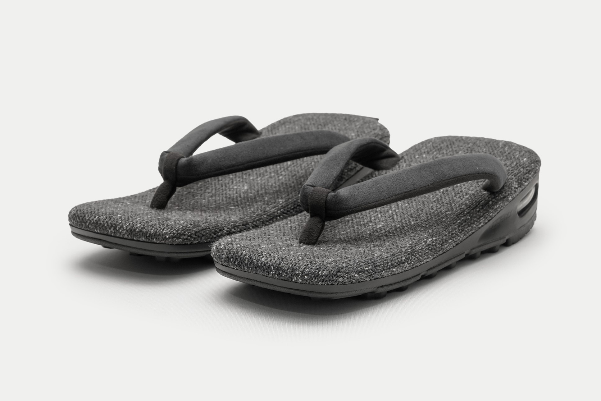 雪駄とスニーカーを掛け合わせた「goyemon」の人気アイテム“unda-雲駄-”の別注アイテムが発売！ | Dig-it [ディグ・イット]